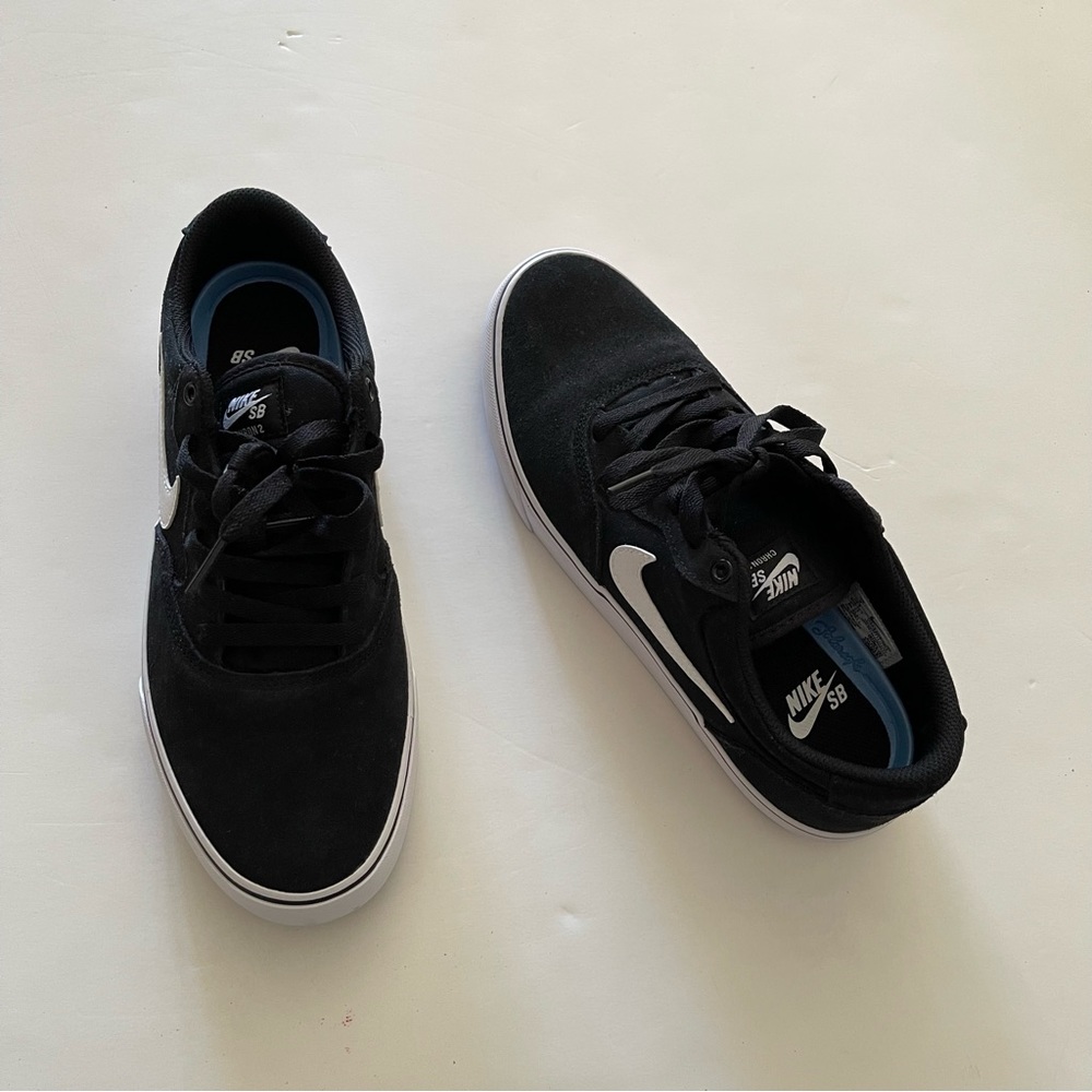 Nike Unisex Black Lace Up Sneakers Gem